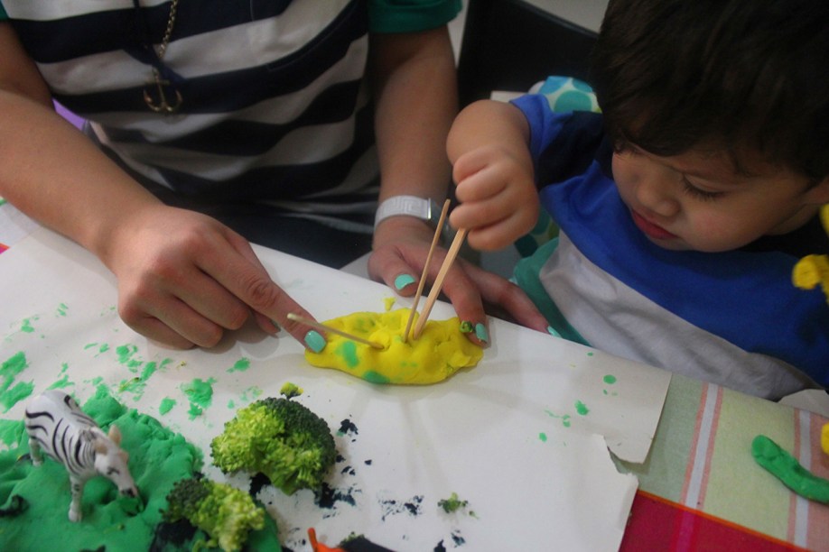 jungle playdough – Introducing the playdough to your toddler for a ...