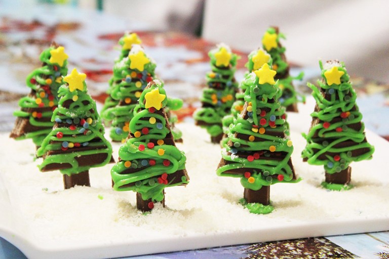 kids want to have fun! Kit Kat Christmas treeTs | marmite et ponpon