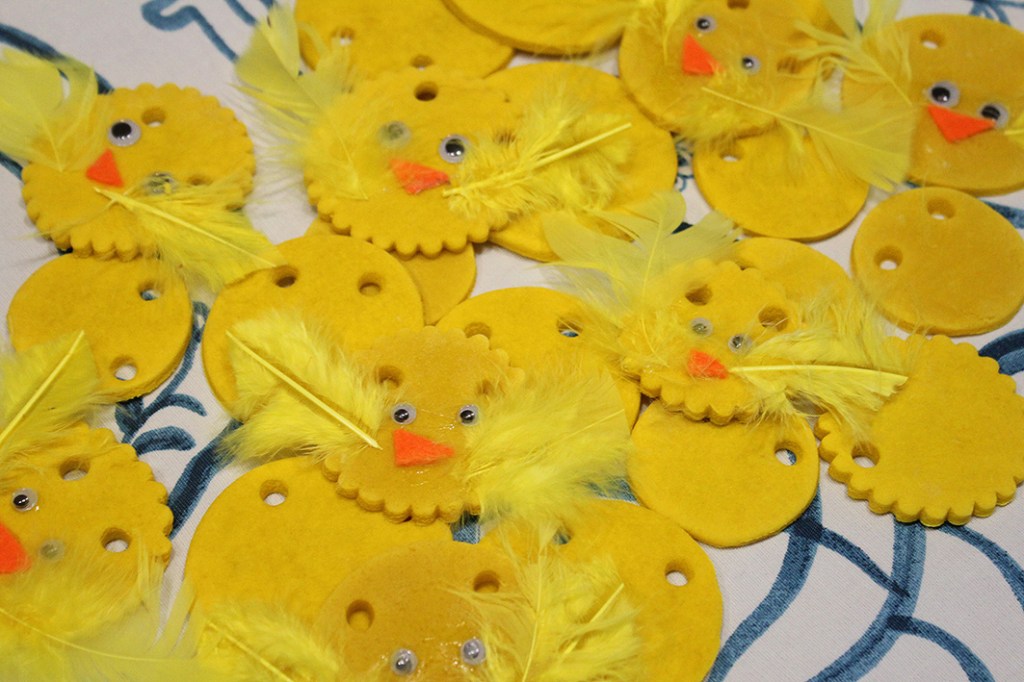Chicks garland – Spring/Easter tiny hands crafts | marmite et ponpon